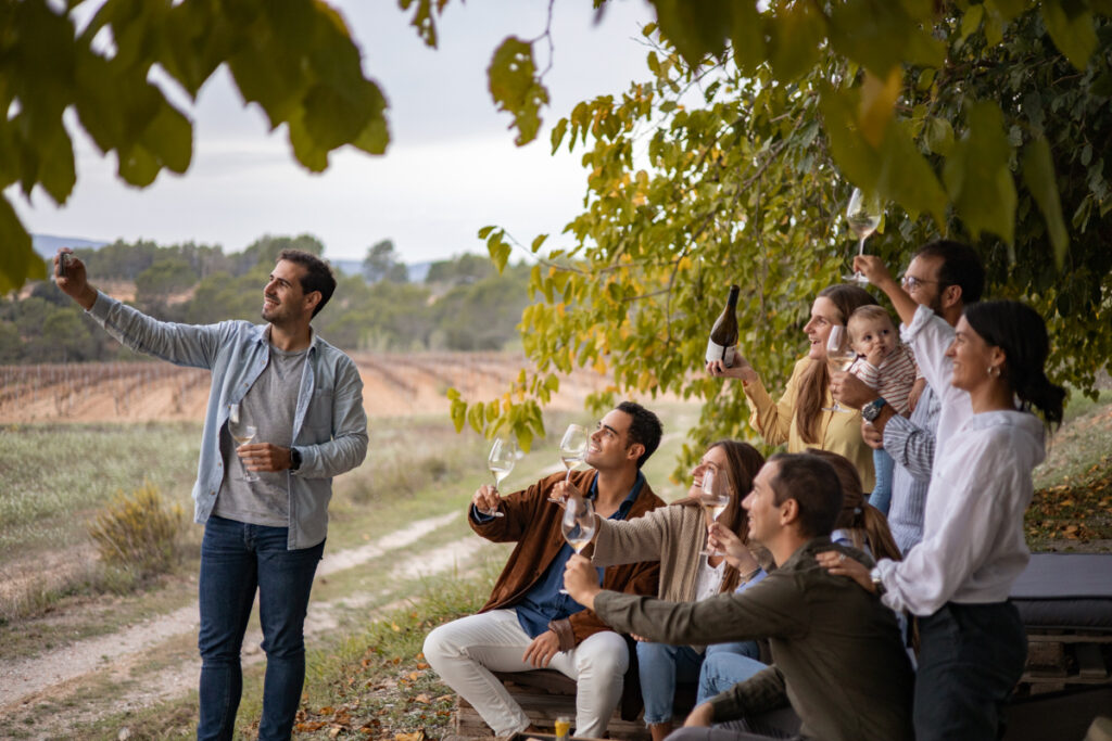 Enoturisme en El Penedès: Visita al celler i les vinyes, tasts de vins ...